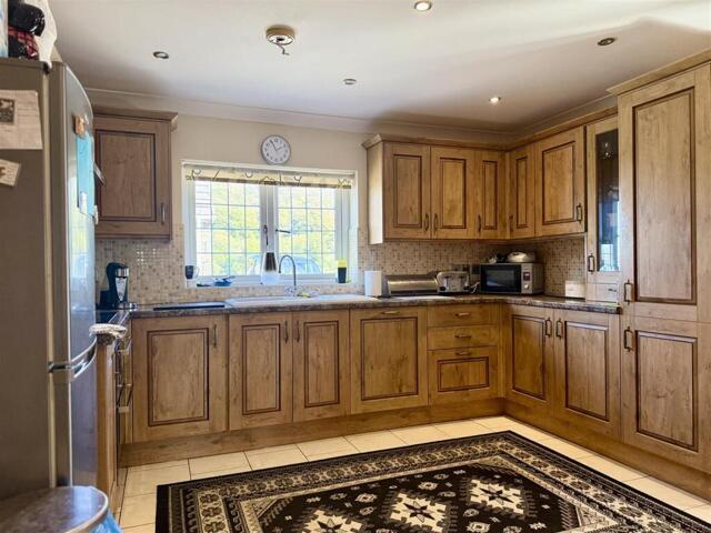 Shared Living/roommate 4 Bedroom For Sale Pontarddulais Pontarddulais 595000 ES100615067