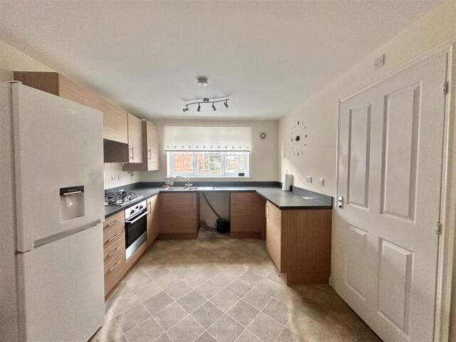 Shared Living/roommate 4 Bedroom For Sale Shavington Shavington 110000 ES100614757