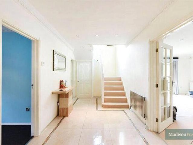 Shared Living/roommate 5 Bedroom For Rent Chigwell Essex 5495 ES100504425