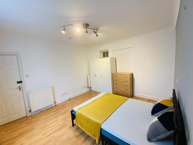 Shared Living/roommate 5 Bedroom For Rent London London 1044 ES90560658