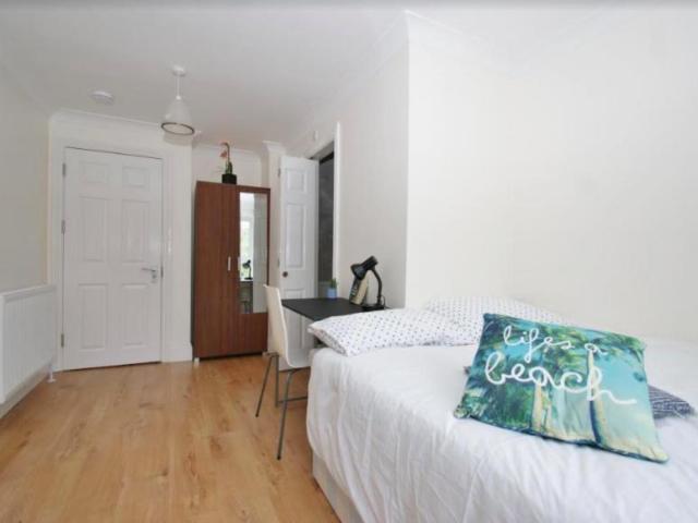 Shared Living/roommate 5 Bedroom For Rent London London 1000 ELS90562639
