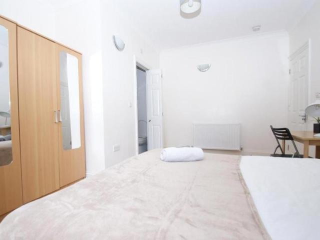 Shared Living/roommate 5 Bedroom For Rent London London 1000 ELS90563425