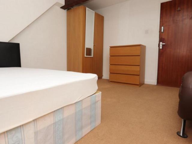 Shared Living/roommate 5 Bedroom For Rent London London 1019 ELS90559447