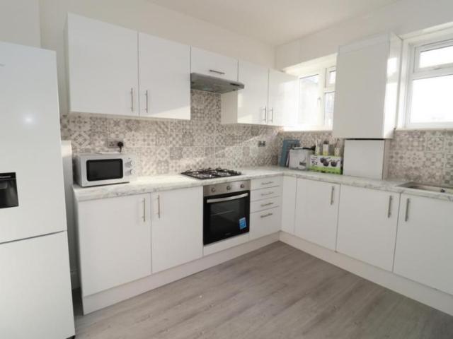 Shared Living/roommate 5 Bedroom For Rent London London 1019 ELS90561807