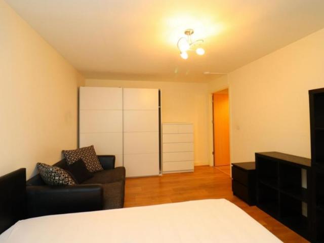 Shared Living/roommate 5 Bedroom For Rent London London 1019 ELS90563905