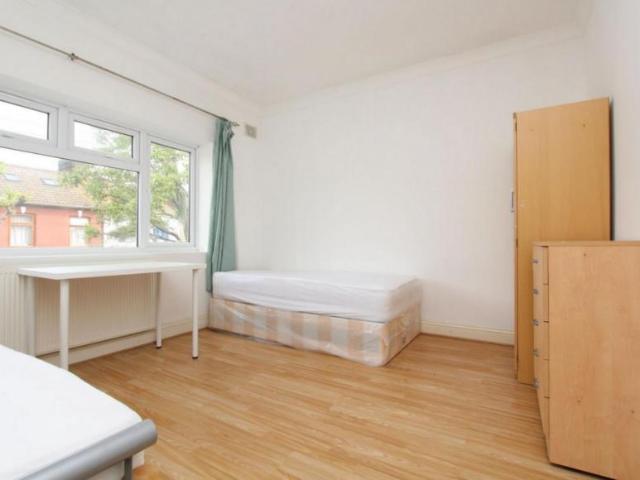 Shared Living/roommate 5 Bedroom For Rent London London 1192 ELS90559517