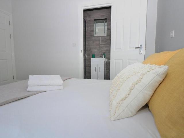 Shared Living/roommate 5 Bedroom For Rent London London 1100 ELS90562658