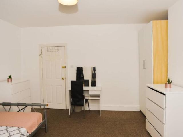 Shared Living/roommate 5 Bedroom For Rent London London 1138 ES101853486