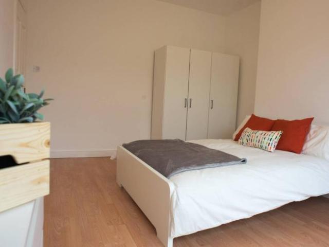 Shared Living/roommate 5 Bedroom For Rent London London 1200 ES101770879