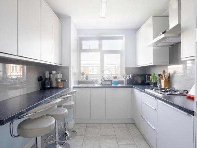 Shared Living/roommate 5 Bedroom For Rent London London 1200 ES90563188