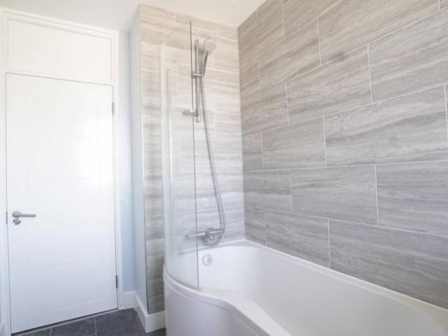 Shared Living/roommate 5 Bedroom For Rent London London 1206 ES101847038