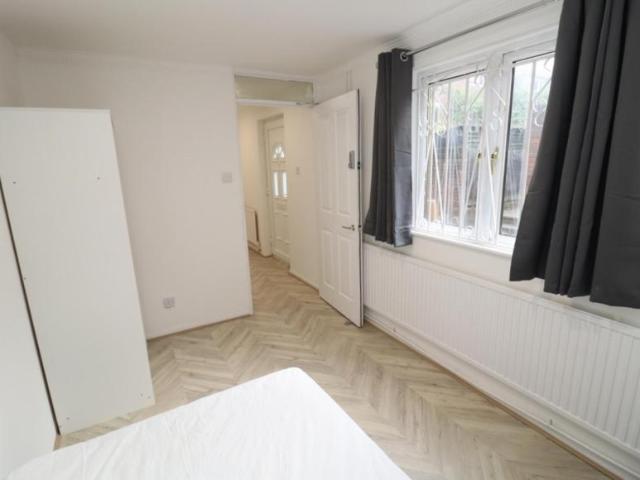 Shared Living/roommate 5 Bedroom For Rent London London 1214 ELS90562039