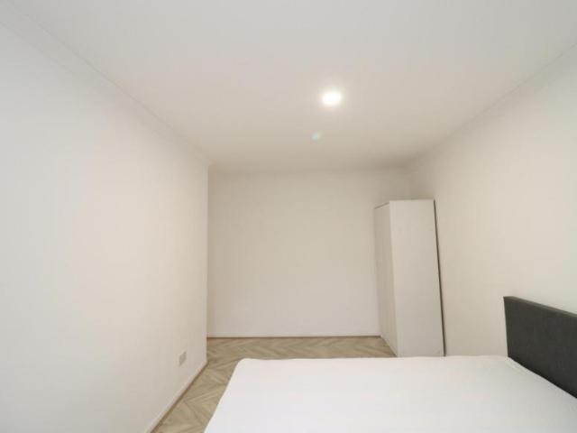 Shared Living/roommate 5 Bedroom For Rent London London 1365 ELS90562049