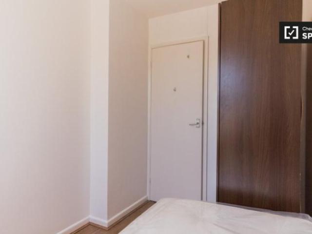 Shared Living/roommate 5 Bedroom For Rent London London 530 ES99724518