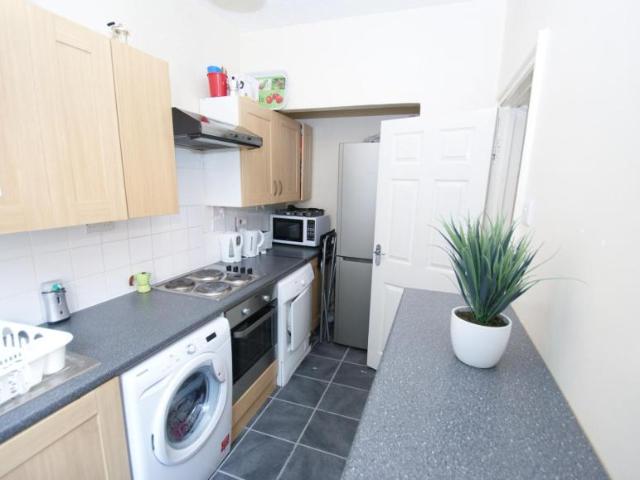Shared Living/roommate 5 Bedroom For Rent London London 563 ES90562100