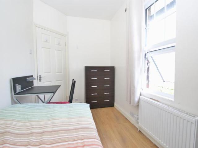Shared Living/roommate 5 Bedroom For Rent London London 600 ES90562104
