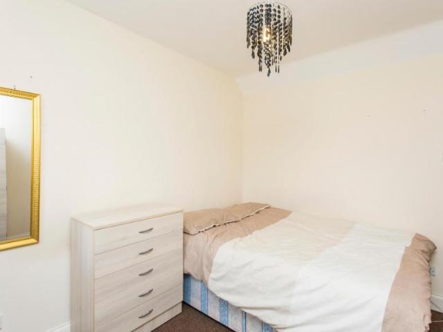 Shared Living/roommate 5 Bedroom For Rent London London 650 ES90562142