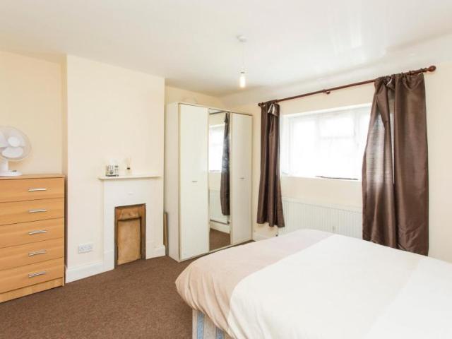 Shared Living/roommate 5 Bedroom For Rent London London 650 ES90562143