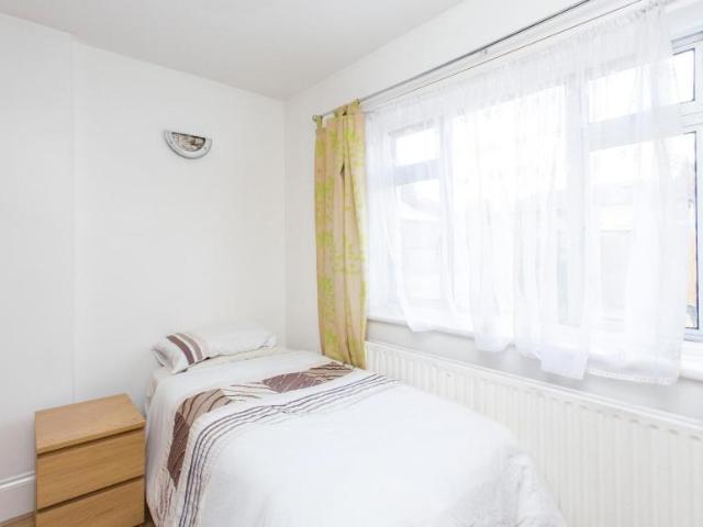 Shared Living/roommate 5 Bedroom For Rent London London 680 ES90562307