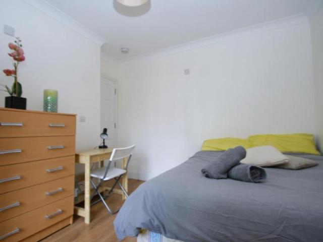 Shared Living/roommate 5 Bedroom For Rent London London 700 ES90562149
