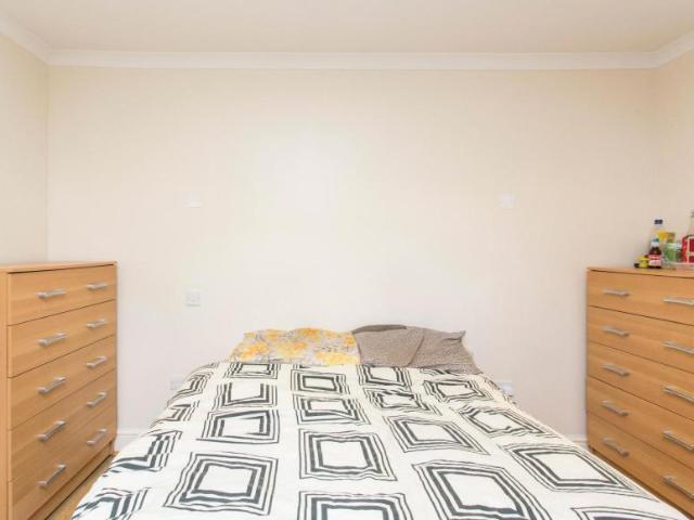 Shared Living/roommate 5 Bedroom For Rent London London 700 ES90562150