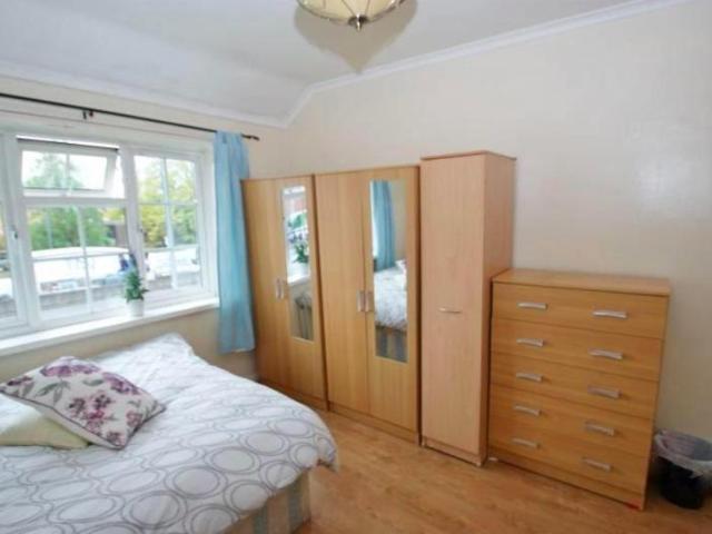 Shared Living/roommate 5 Bedroom For Rent London London 700 ES90562151