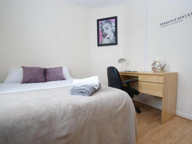 Shared Living/roommate 5 Bedroom For Rent London London 700 ES90562153