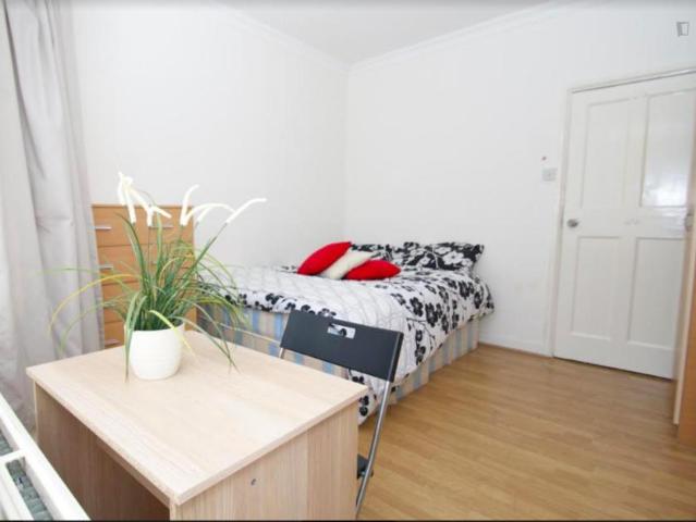 Shared Living/roommate 5 Bedroom For Rent London London 700 ES90562155