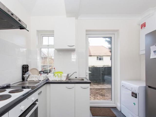 Shared Living/roommate 5 Bedroom For Rent London London 700 ES90562160