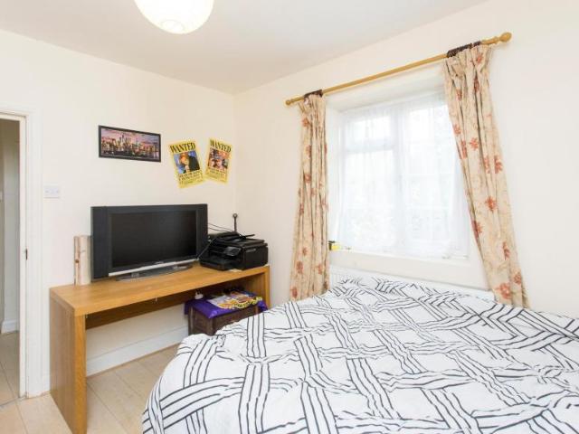 Shared Living/roommate 5 Bedroom For Rent London London 700 ES90562163