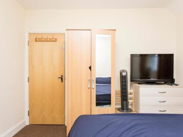 Shared Living/roommate 5 Bedroom For Rent London London 700 ES90562164