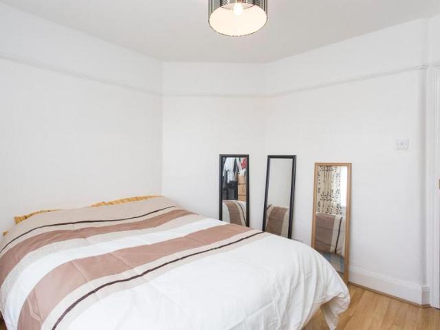Shared Living/roommate 5 Bedroom For Rent London London 700 ES90562359