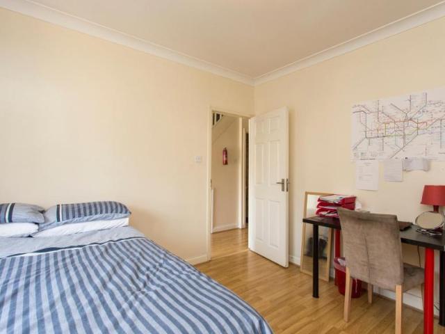 Shared Living/roommate 5 Bedroom For Rent London London 729 ES90562184