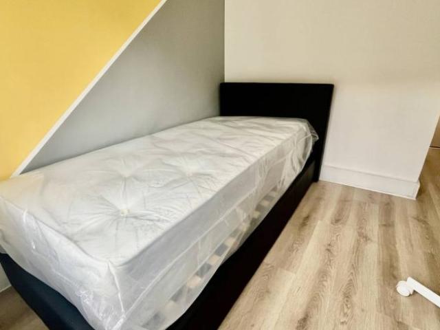 Shared Living/roommate 5 Bedroom For Rent London London 720 ELS101818700