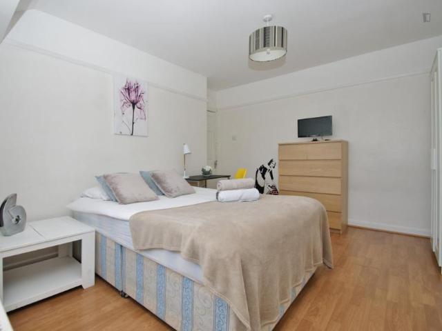 Shared Living/roommate 5 Bedroom For Rent London London 720 ES90562369