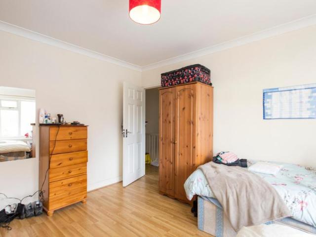 Shared Living/roommate 5 Bedroom For Rent London London 735 ES90562186