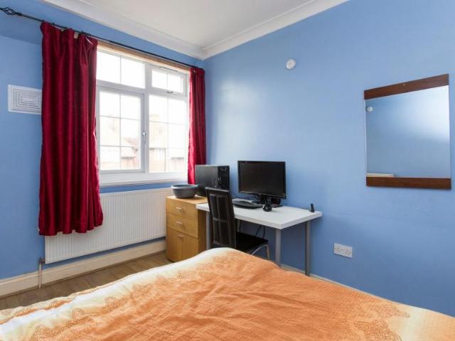 Shared Living/roommate 5 Bedroom For Rent London London 737 ES90562183