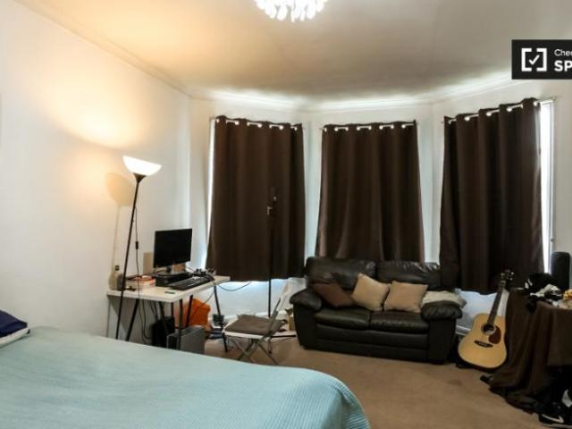 Shared Living/roommate 5 Bedroom For Rent London London 730 ELS101842309