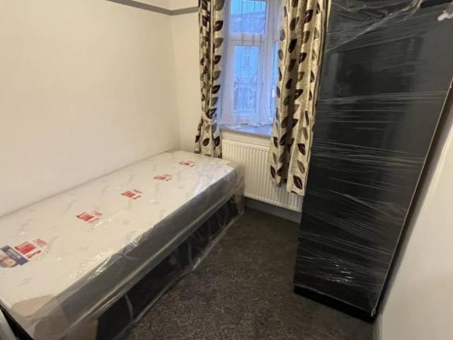 Shared Living/roommate 5 Bedroom For Rent London London 730 ELS102250508