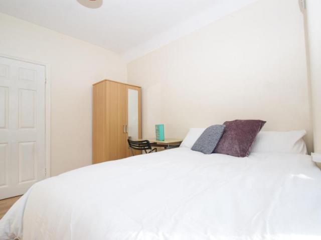 Shared Living/roommate 5 Bedroom For Rent London London 730 ES90562166