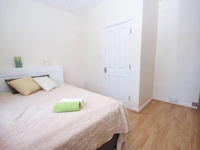 Shared Living/roommate 5 Bedroom For Rent London London 730 ES90562167
