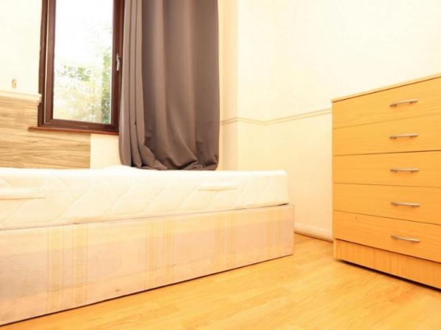 Shared Living/roommate 5 Bedroom For Rent London London 759 ES90559820