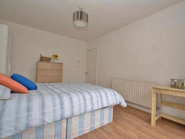 Shared Living/roommate 5 Bedroom For Rent London London 750 ES90562473
