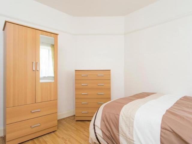 Shared Living/roommate 5 Bedroom For Rent London London 750 ES90562480
