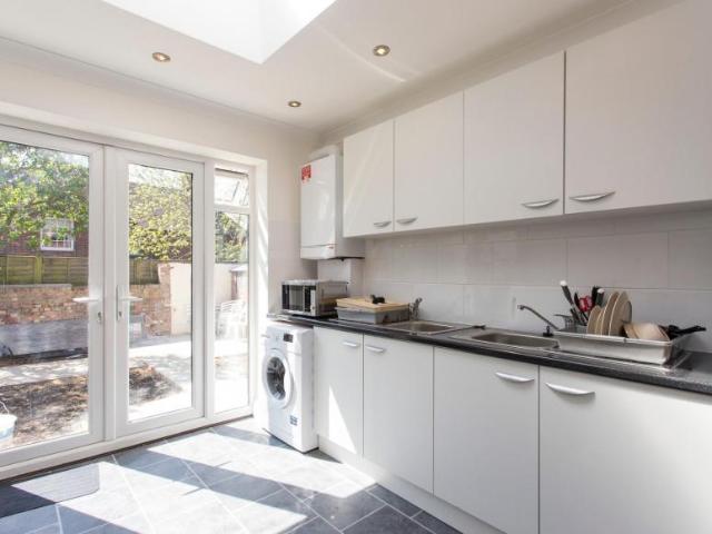 Shared Living/roommate 5 Bedroom For Rent London London 750 ES90562188