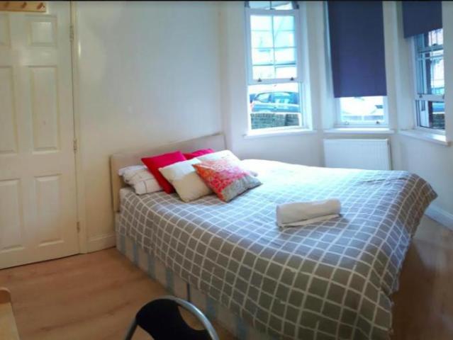 Shared Living/roommate 5 Bedroom For Rent London London 750 ES90562205