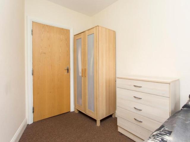 Shared Living/roommate 5 Bedroom For Rent London London 750 ES90562214