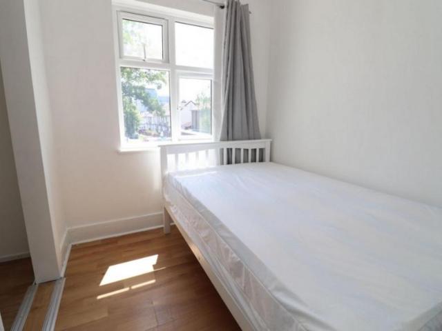 Shared Living/roommate 5 Bedroom For Rent London London 780 ES90559558