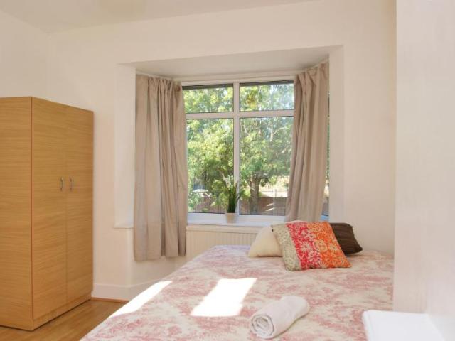 Shared Living/roommate 5 Bedroom For Rent London London 780 ES90562234
