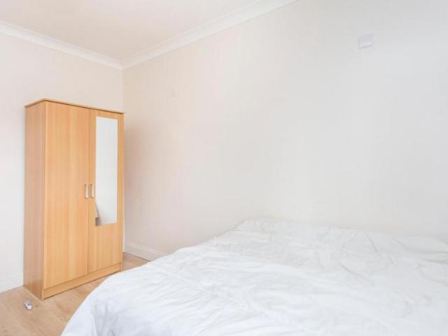 Shared Living/roommate 5 Bedroom For Rent London London 780 ES90562235